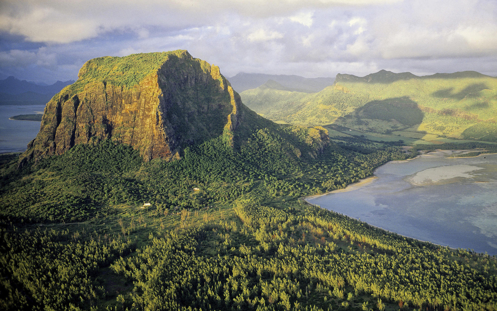 Mauritius — insula paradisului la poalele muntelui Le Morne Brabant